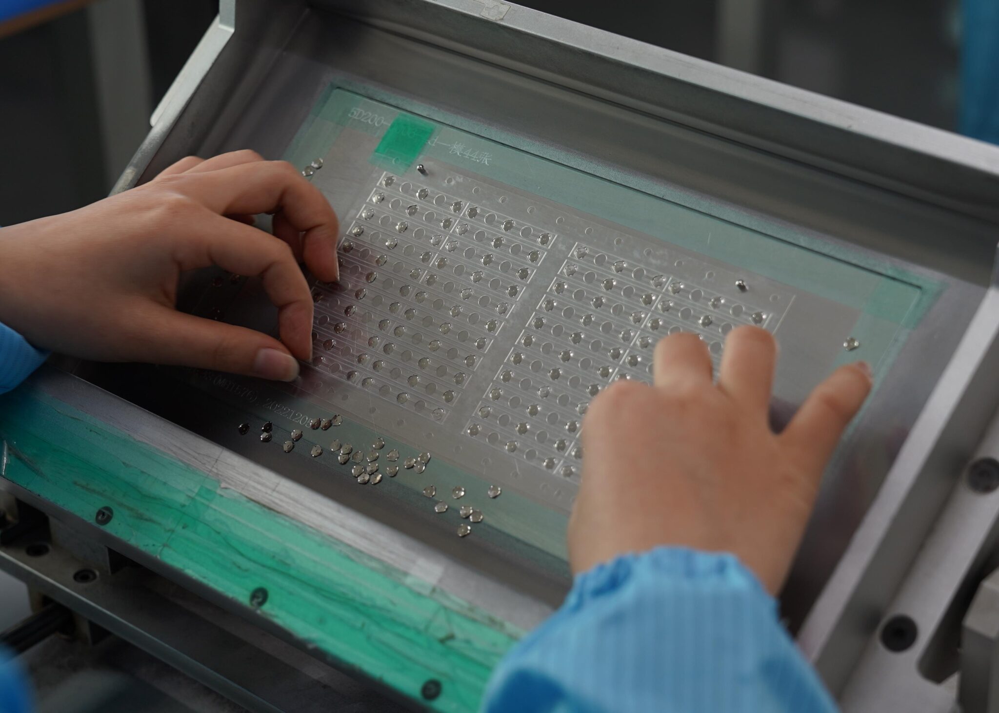 How to install a metal dome array? Dome array